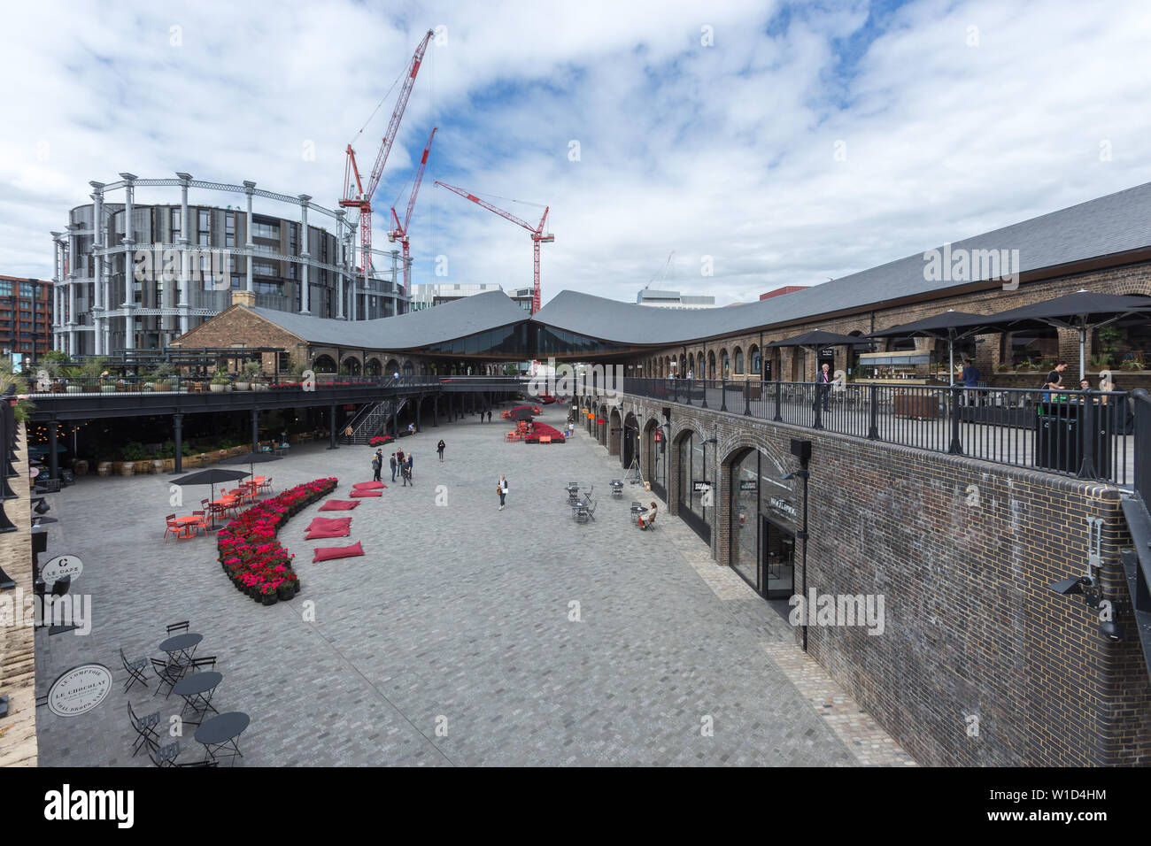 Center in the square hi-res stock photography and images - Alamy