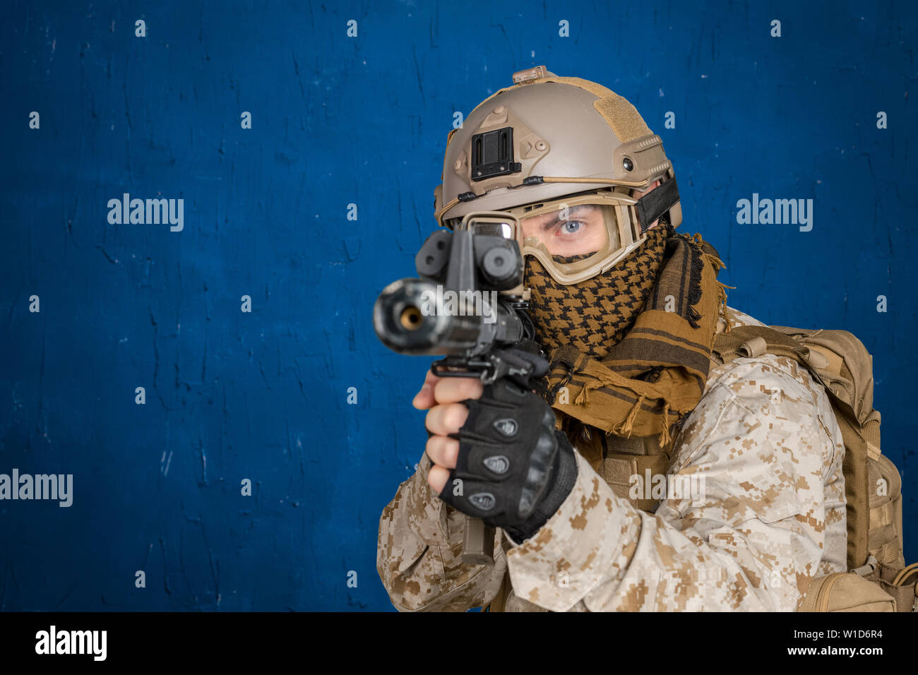 Modern soldier with rifle Stock Photo - Alamy
