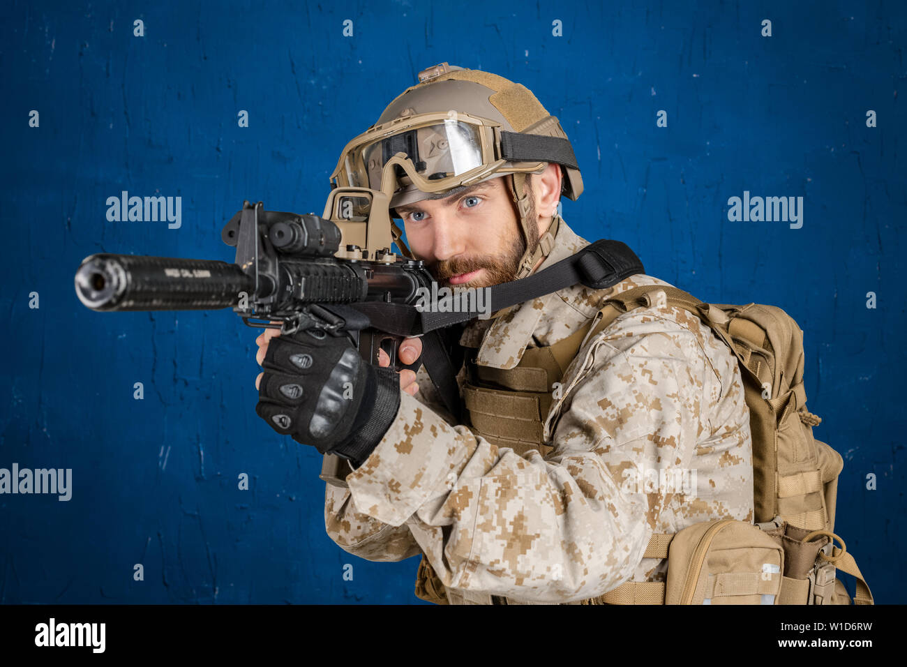 Modern soldier with rifle Stock Photo - Alamy