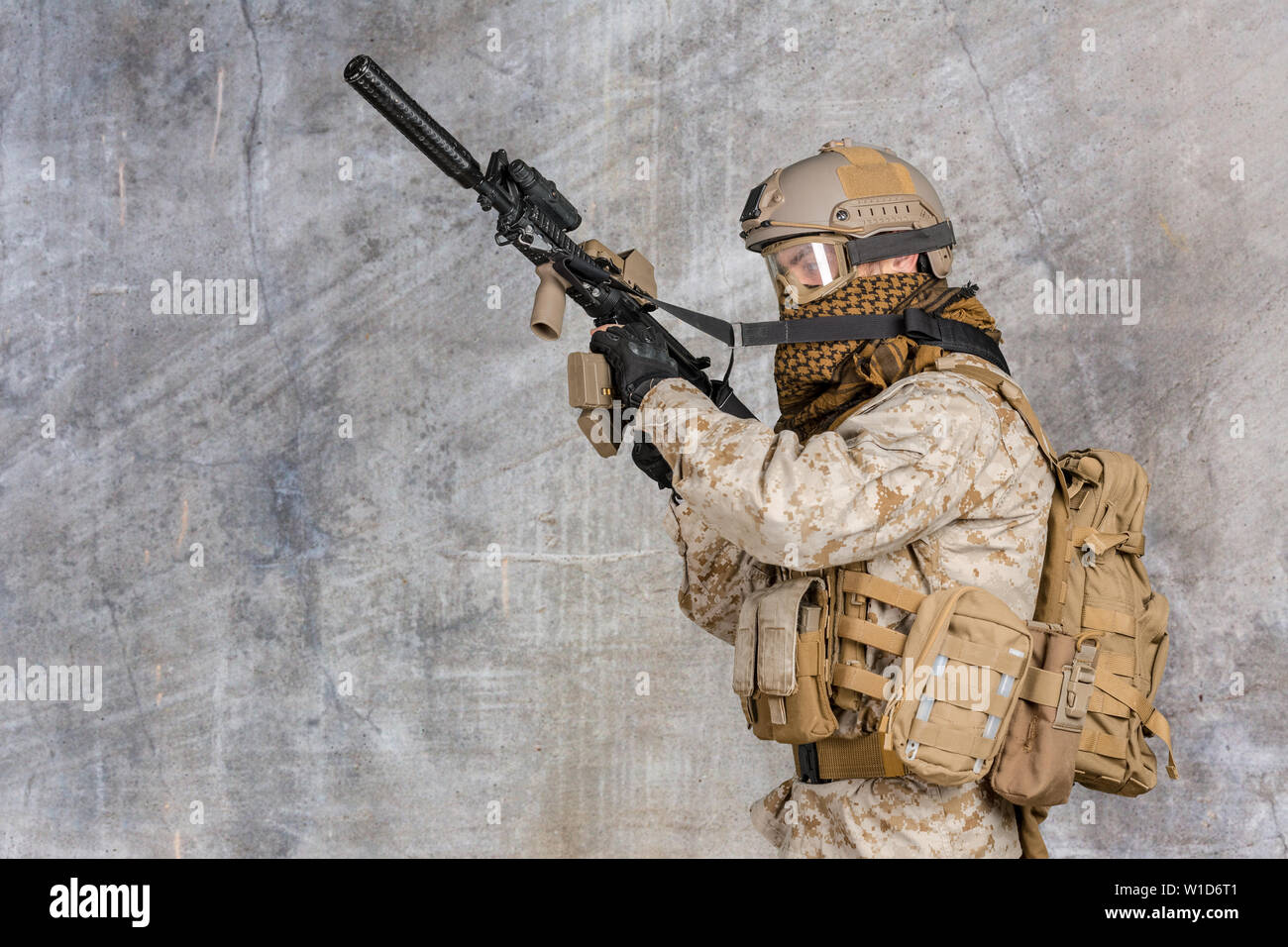 Modern soldier with rifle Stock Photo - Alamy
