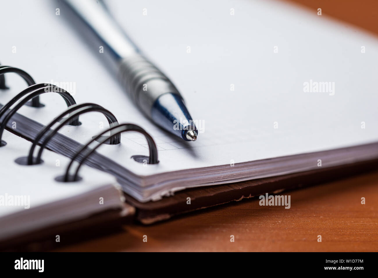 Blank note paper with pen on wood background Stock Photo - Alamy