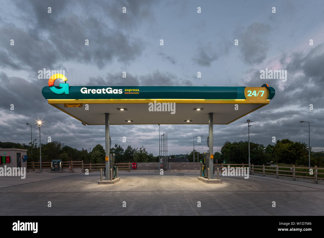 Self service petrol station hi-res stock photography and images - Alamy