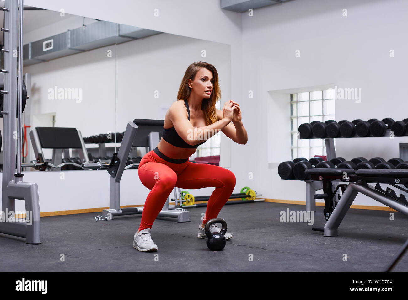 Fit young woman squat hi-res stock photography and images - Alamy