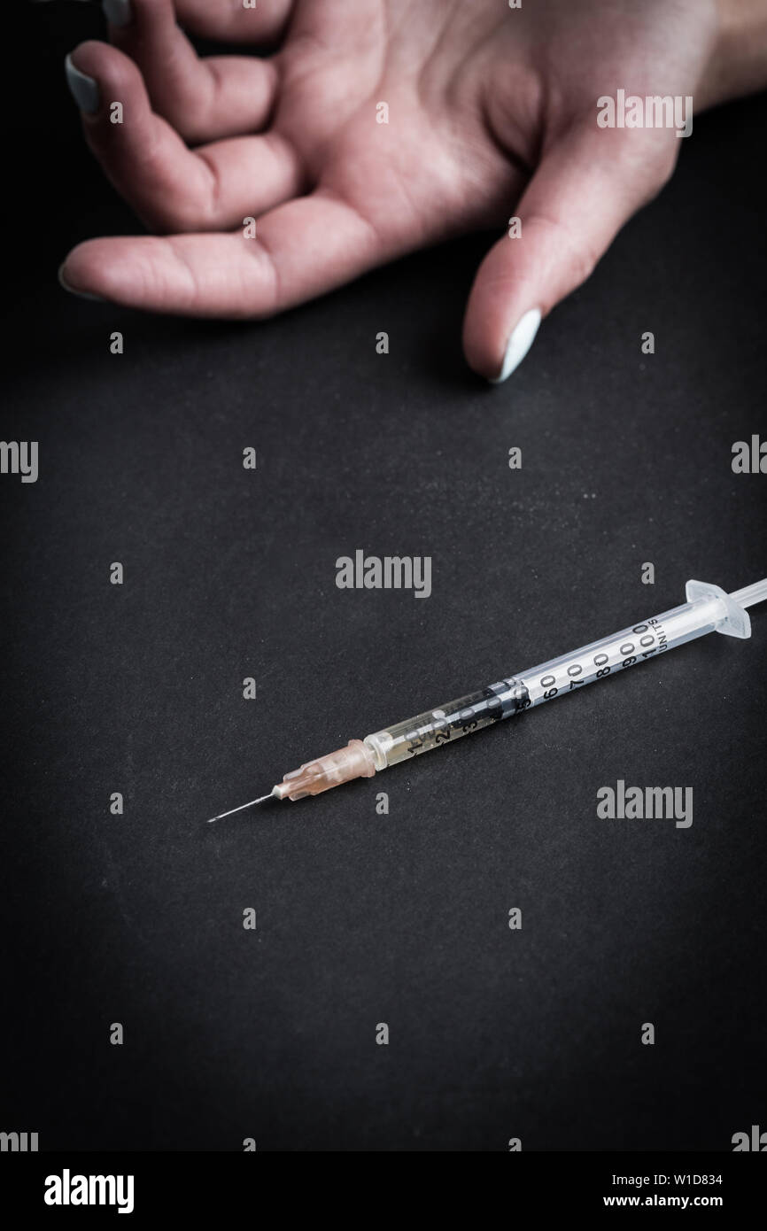 Drug Addict hand with syringe on the floor Stock Photo - Alamy