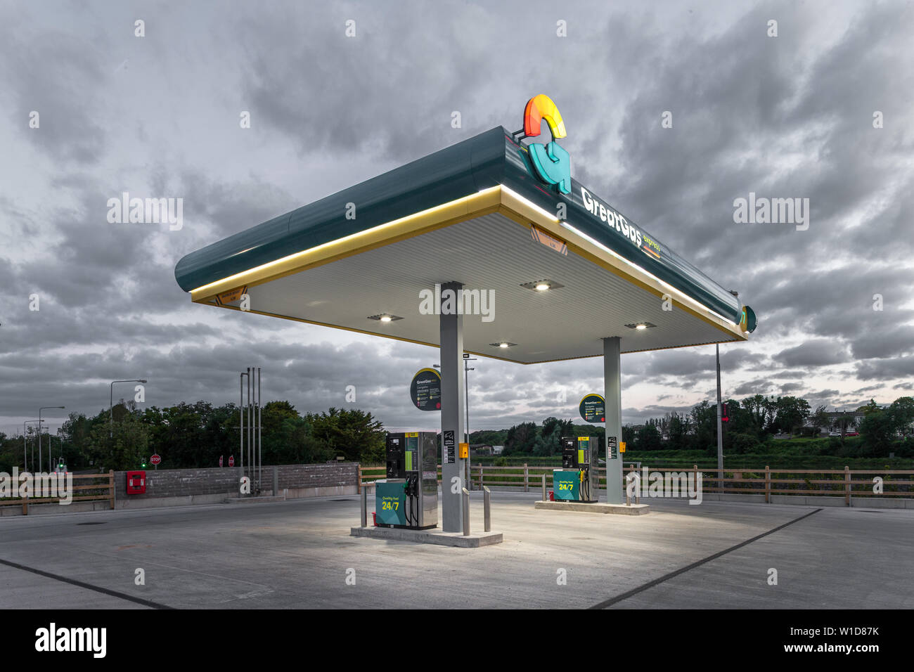Self service petrol station hi-res stock photography and images - Alamy
