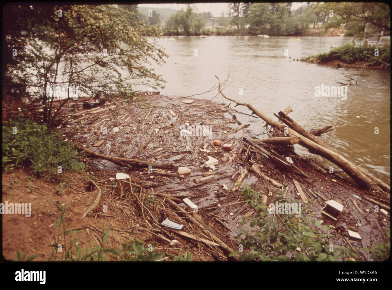 GARBAGE AND TRASH ALONG BANK OF CHATTAHOOCHEE RIVER Stock Photo - Alamy