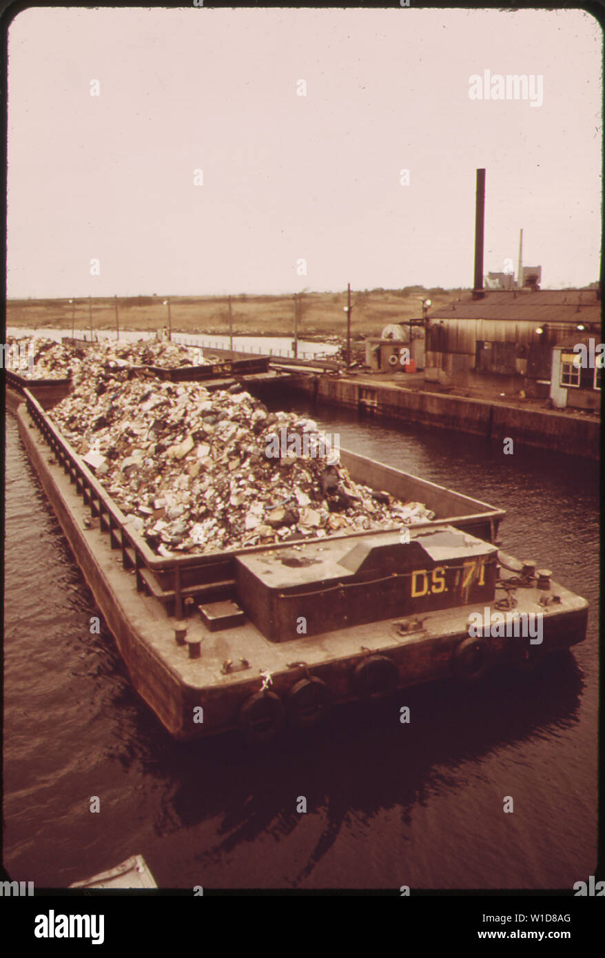 GARBAGE SCOW AT FRESH KILLS ON STATEN ISLAND READY FOR UNLOADING. WASTE ...