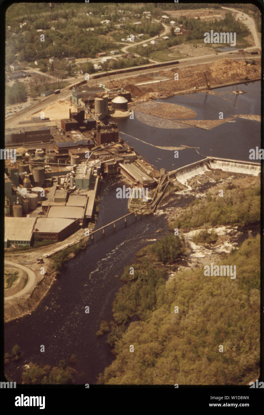 GEORGIA PACIFIC PAPER PLANT ON THE ST. CROIX RIVER Stock Photo - Alamy