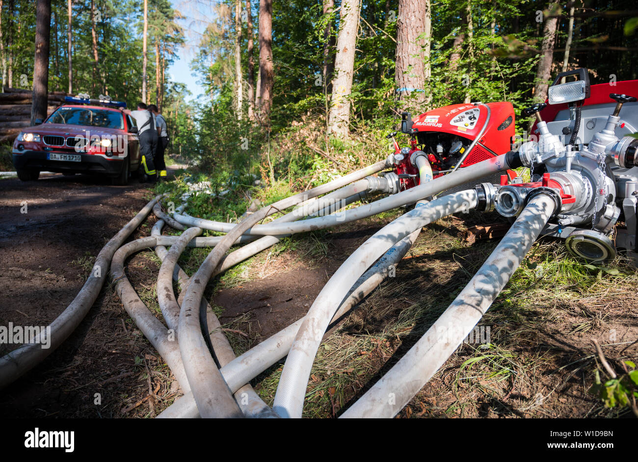 Water pumps in ponds hi-res stock photography and images - Alamy