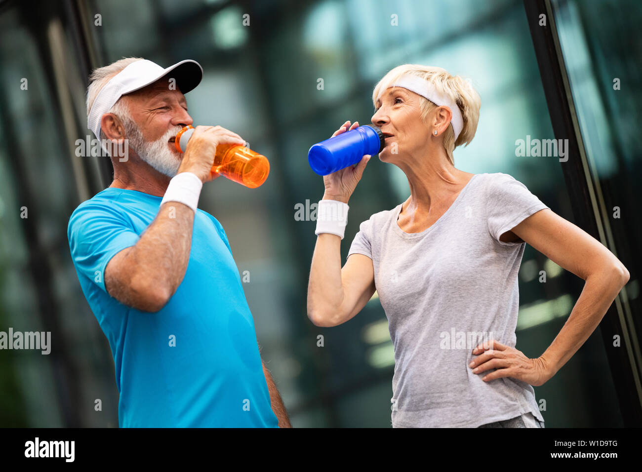 Athlete staying hydrated hi-res stock photography and images - Alamy