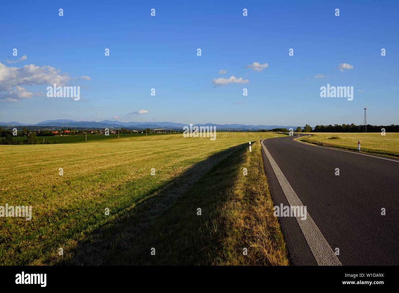 Summer mountains and countryside hi-res stock photography and images ...