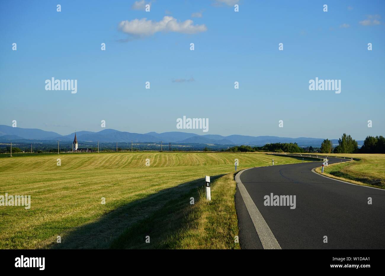 Summer mountains and countryside hi-res stock photography and images ...