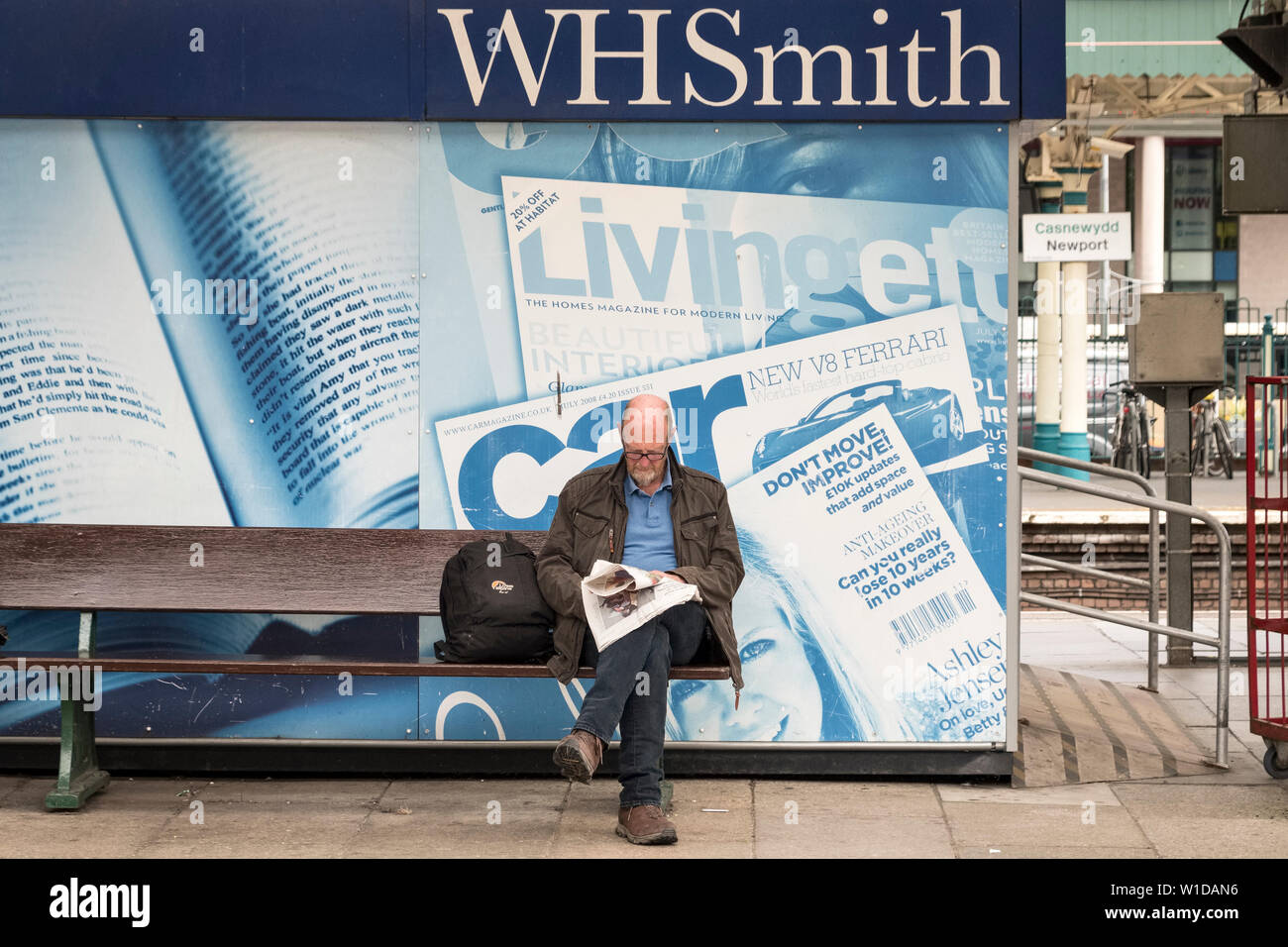 Wh smith station hi-res stock photography and images - Alamy