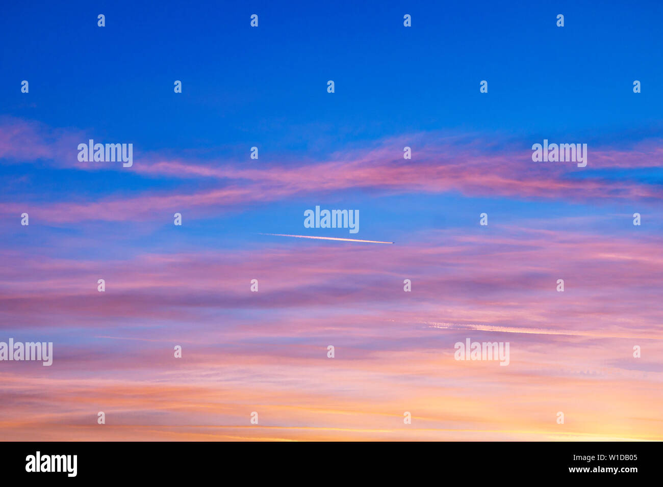 Flying against sunset hi-res stock photography and images - Alamy