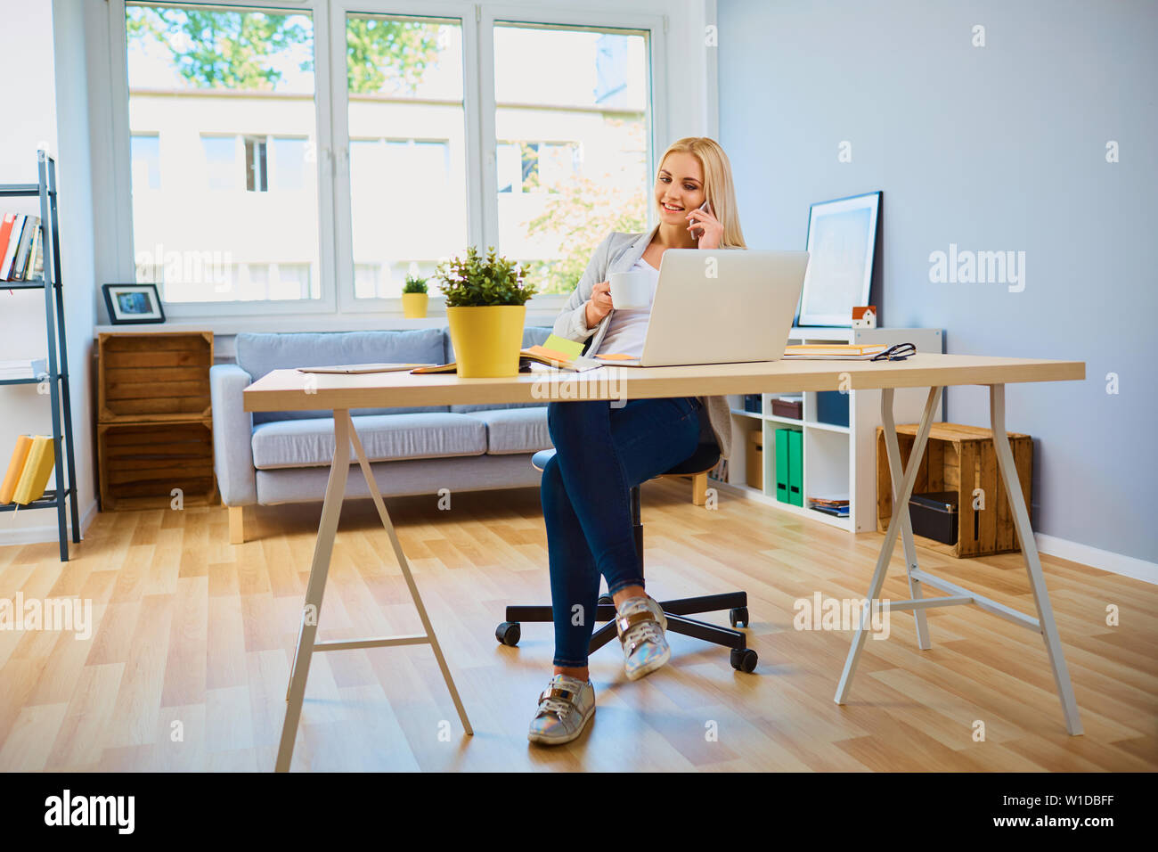 People making phone calls in hi-res stock photography and images - Alamy