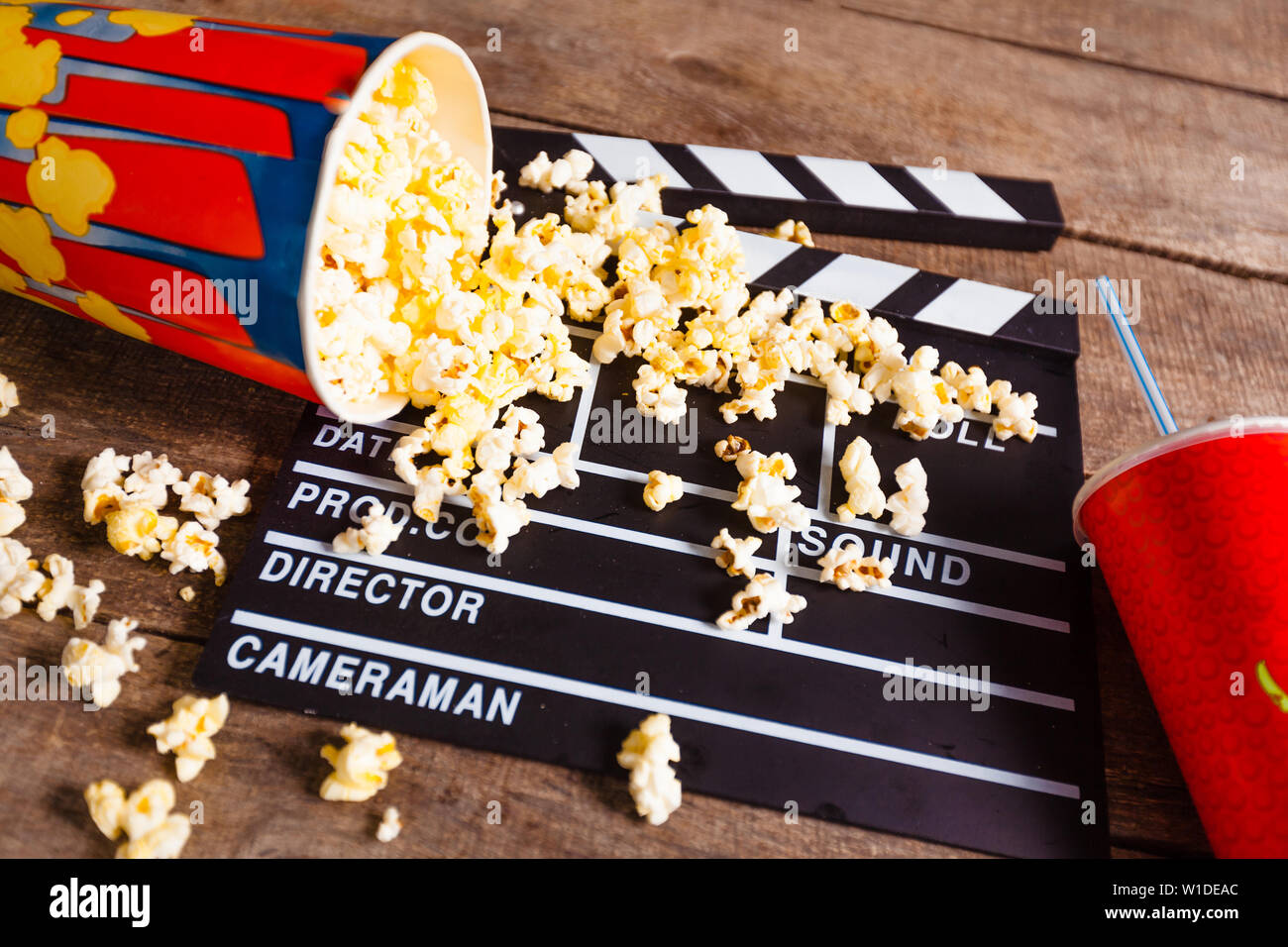 popcorn box with clapper board Stock Photo - Alamy
