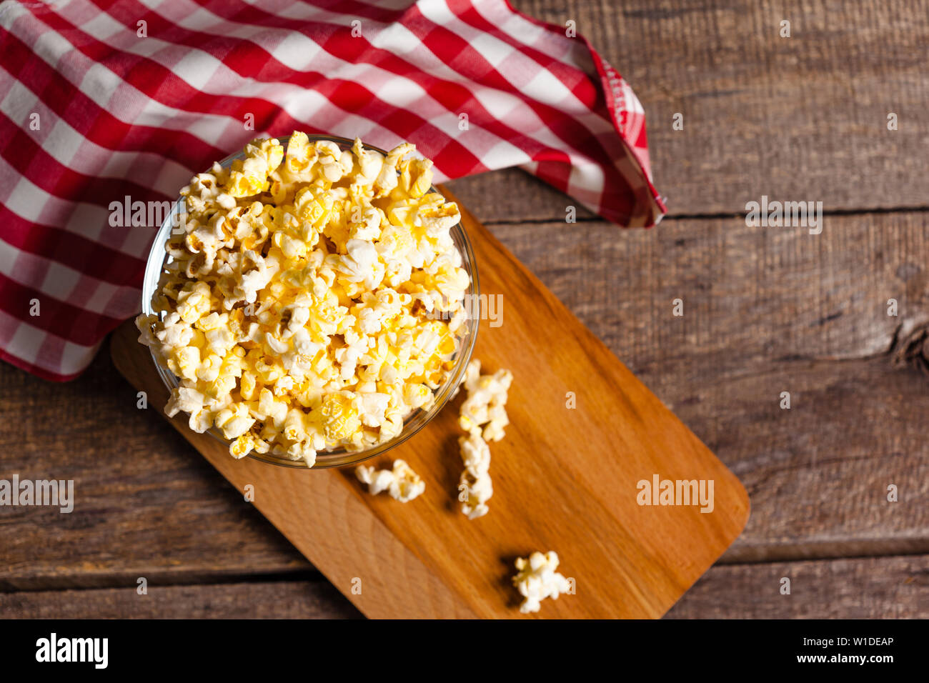 Cutting table movie hi-res stock photography and images - Alamy