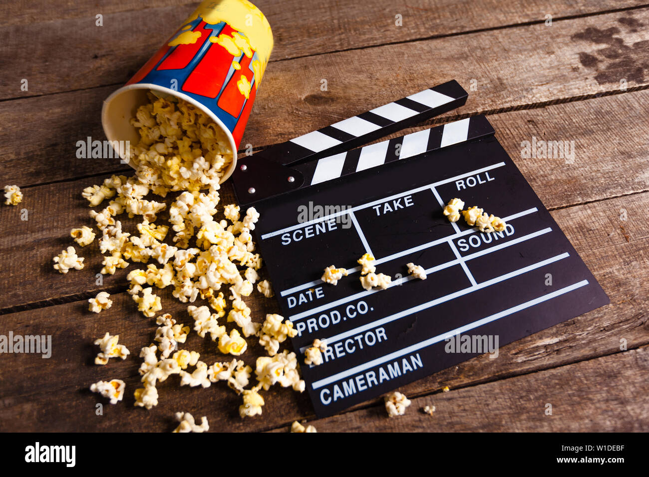 popcorn box with clapper board Stock Photo - Alamy