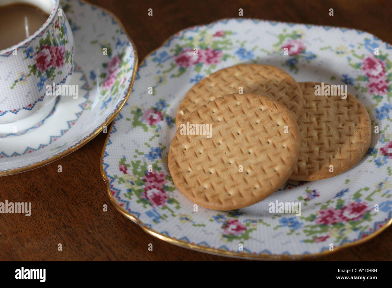 Tea and biscuits and china cup hi-res stock photography and images - Alamy