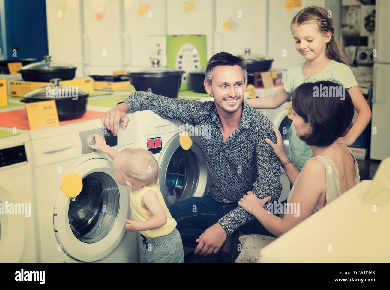 Children 10 shopping together hi-res stock photography and images - Alamy