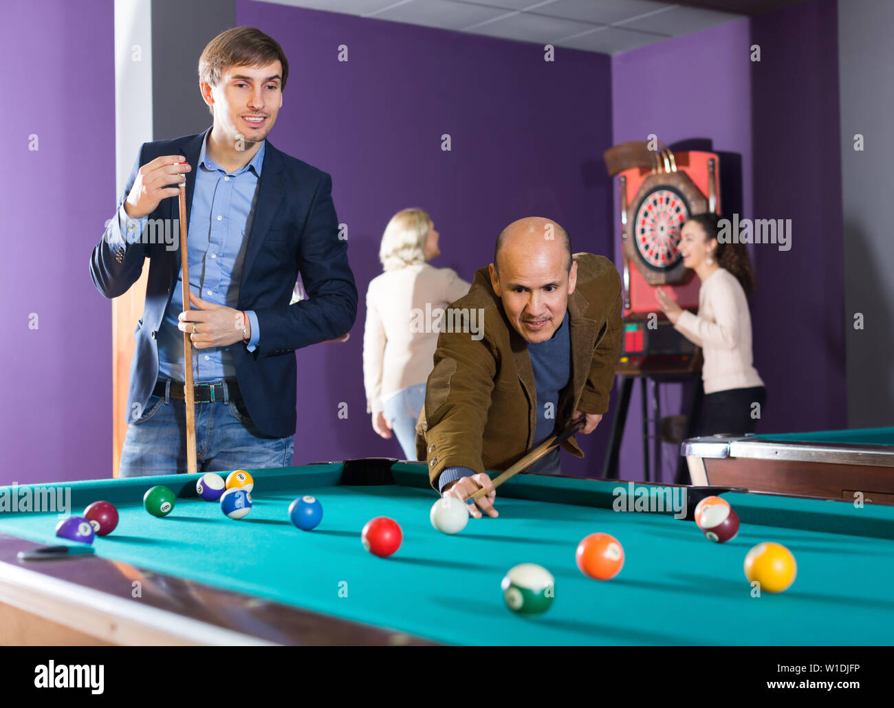 Female pool player hi-res stock photography and images - Alamy