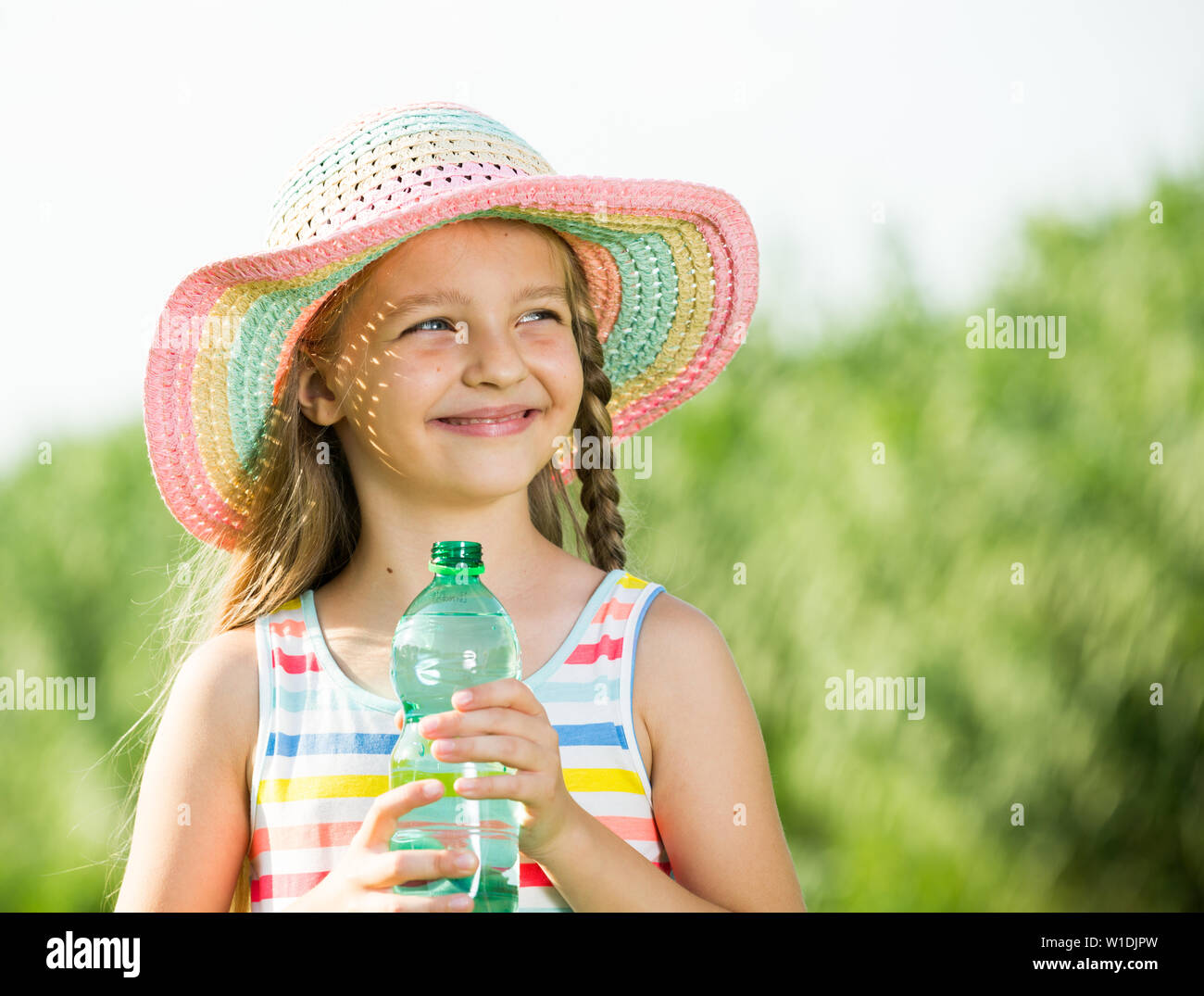 Child drinking water sun hat hi-res stock photography and images - Alamy