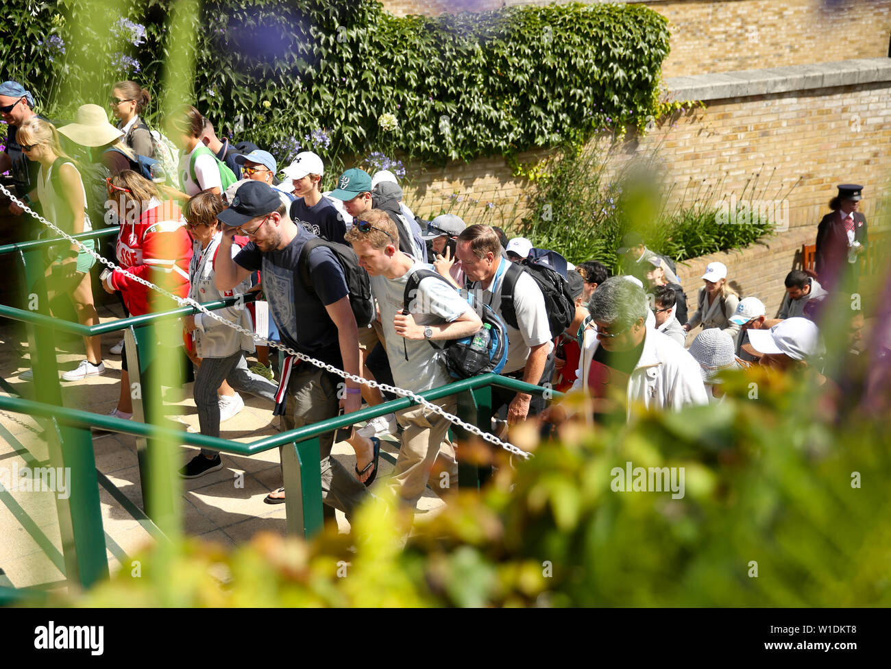 Wimbledon tennis spectators hi-res stock photography and images - Alamy