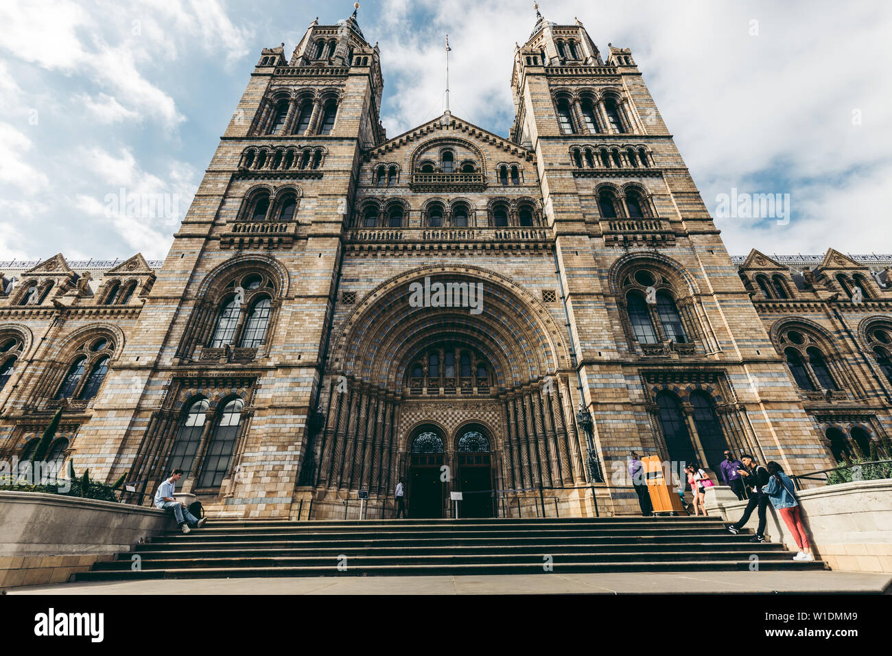 Exterior natural history museum hi-res stock photography and images - Alamy