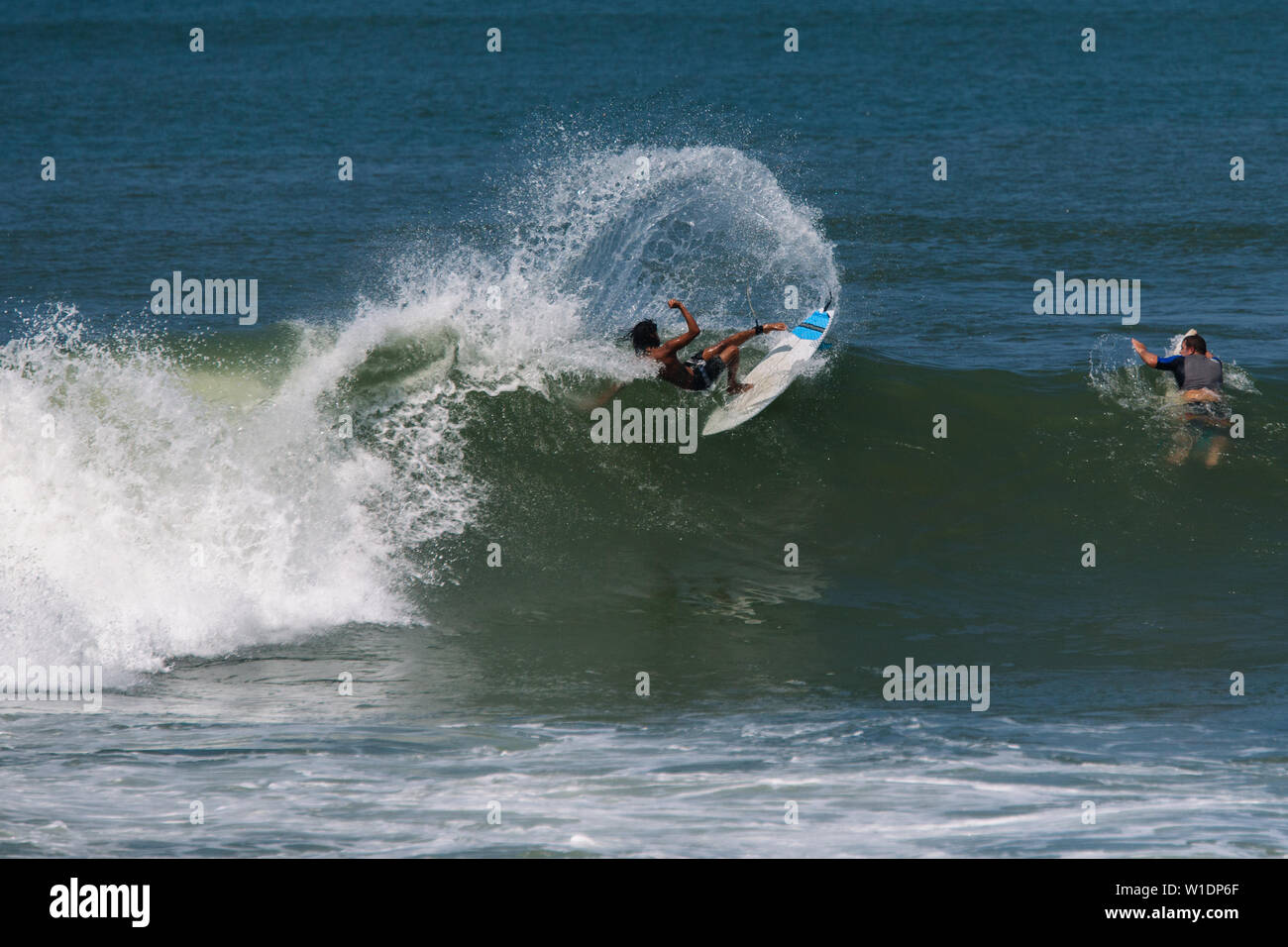Wave crash foam ocean motion extreme hi-res stock photography and ...