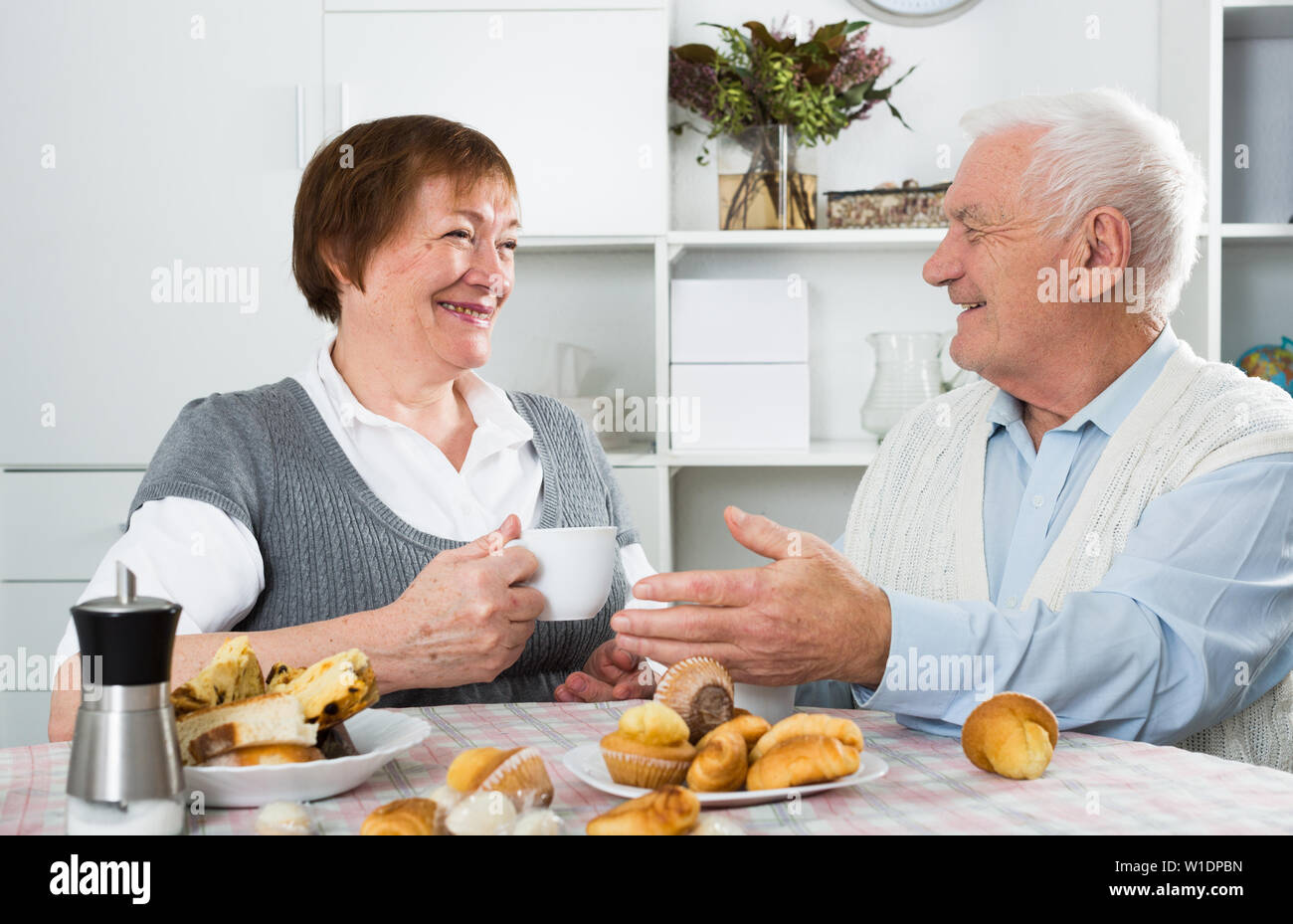 Man and wife entertaining hi-res stock photography and images - Alamy