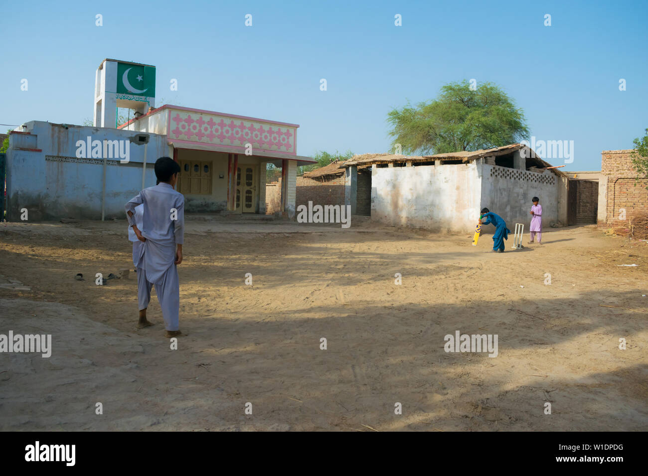 Boy playing cricket pakistan hi-res stock photography and images - Alamy