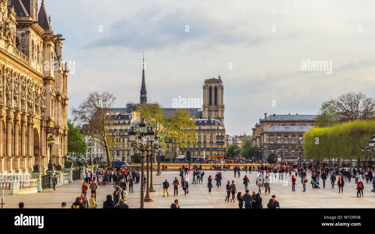Parisian holidays hi-res stock photography and images - Alamy