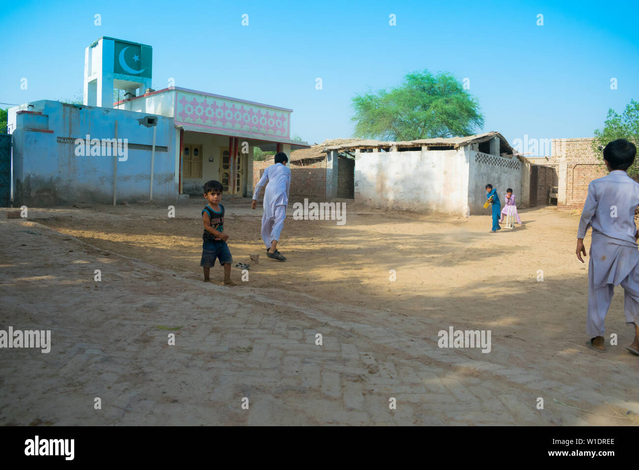 Boy playing cricket pakistan hi-res stock photography and images - Alamy