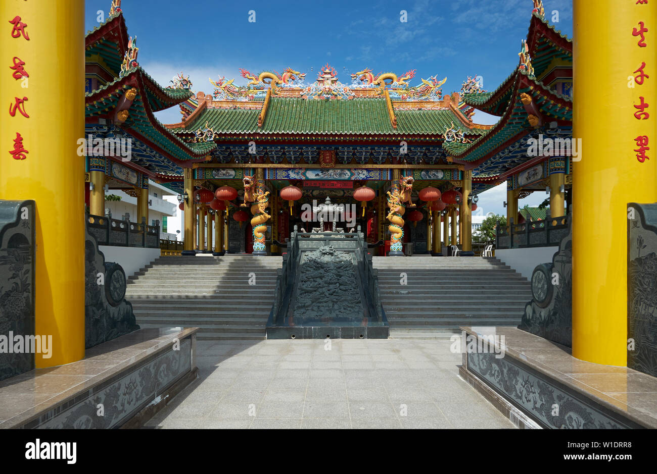 Entrance to the new, colorful Hai Long Si Chinese temple in Miri ...