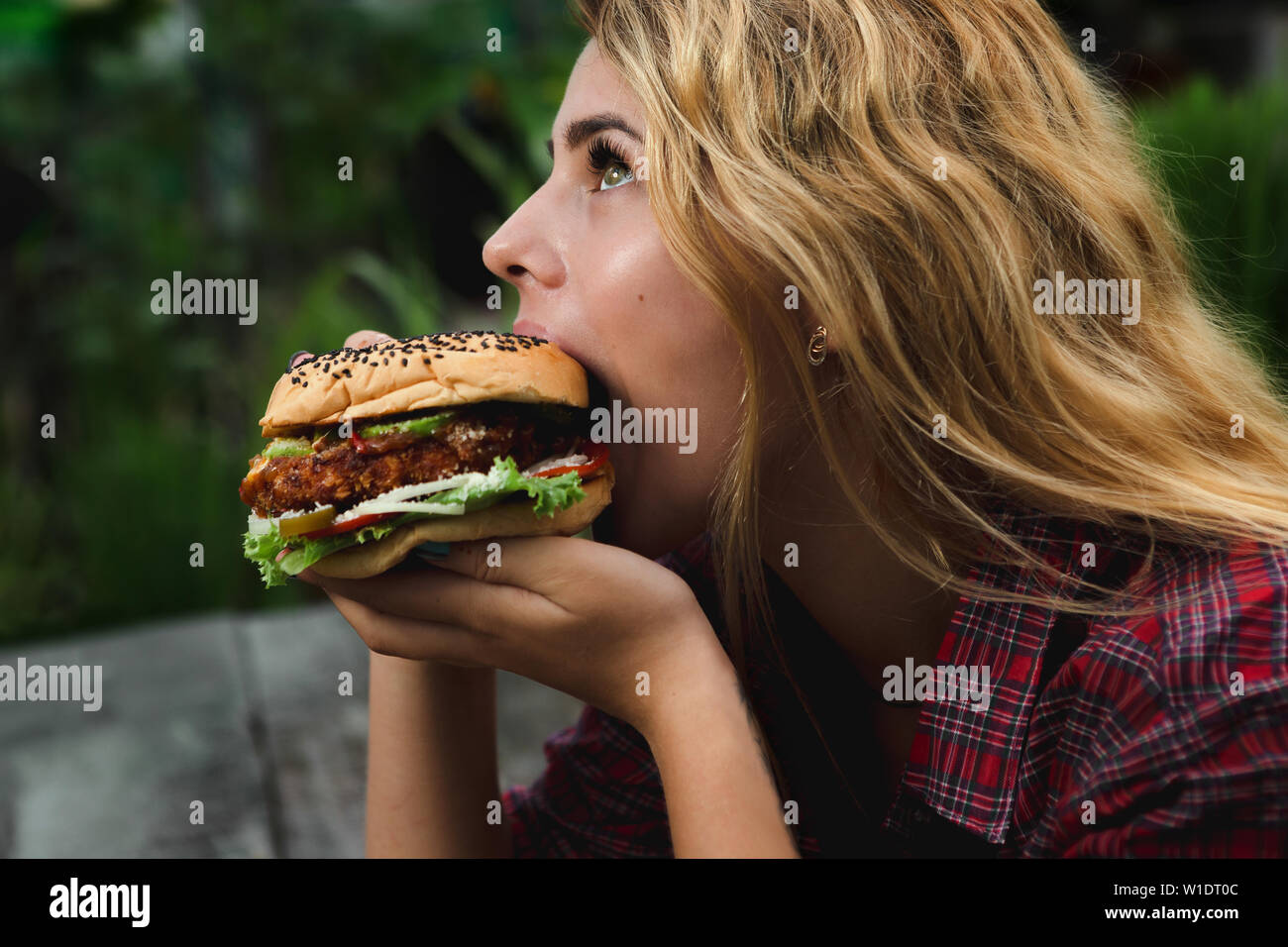 College students eating breakfast hi-res stock photography and images ...