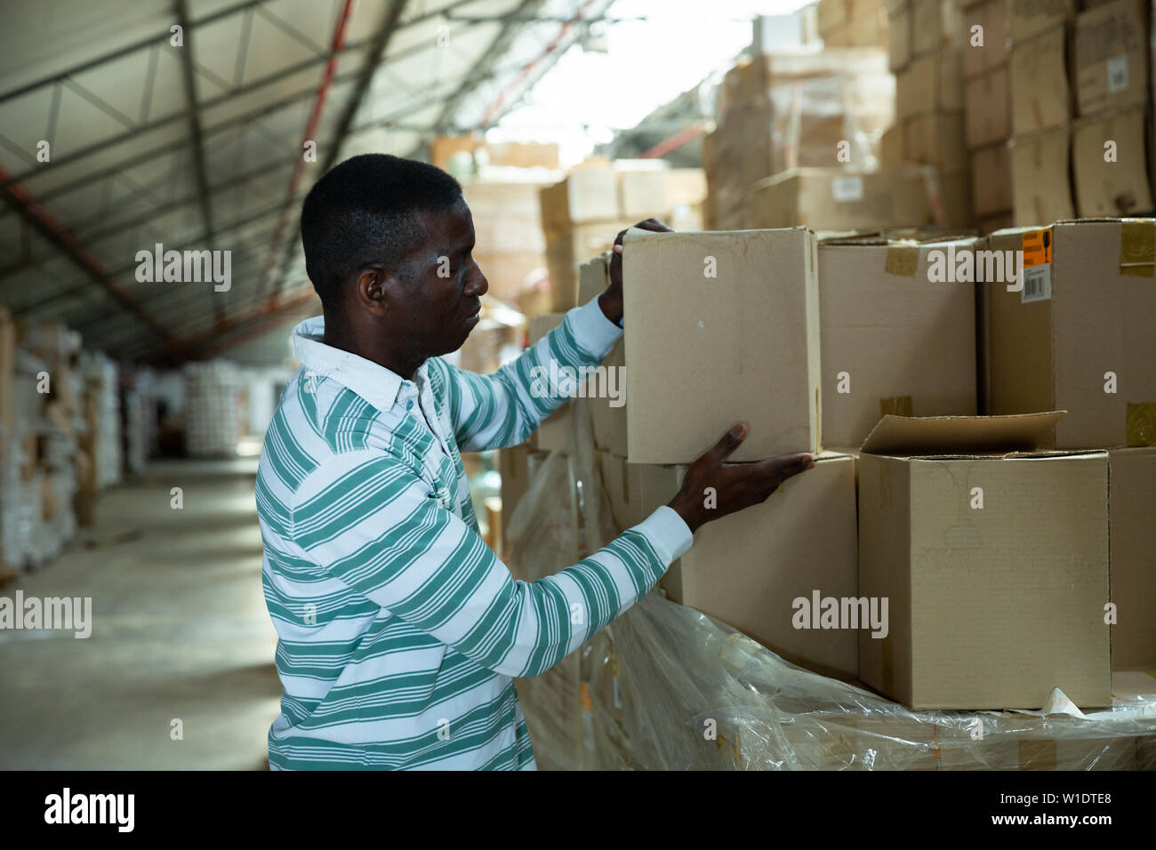 African staff arranging store hi-res stock photography and images - Alamy