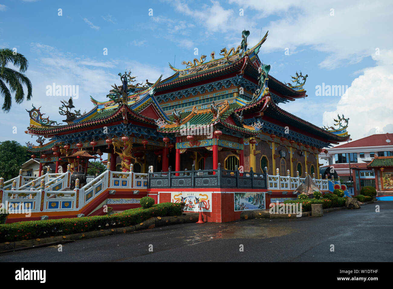 The impressive, big Guan Yin Bodhisattva Chinese temple in Bintulu ...