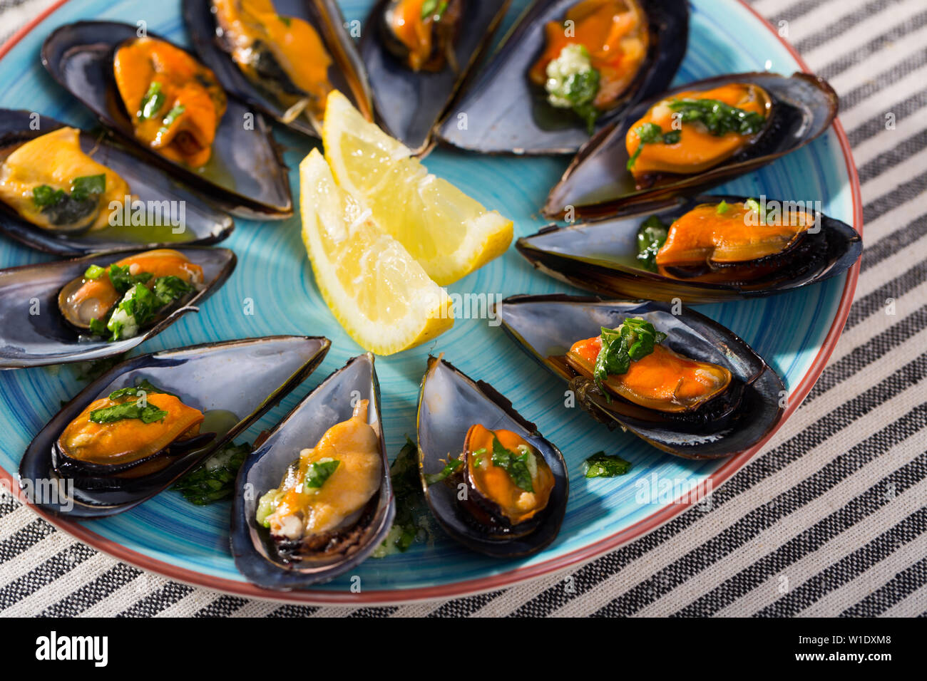 Striped mussels hi-res stock photography and images - Alamy