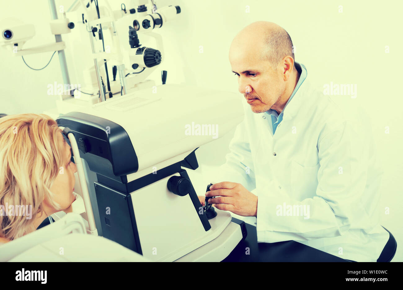 Patient customer slit lamp hi-res stock photography and images - Alamy