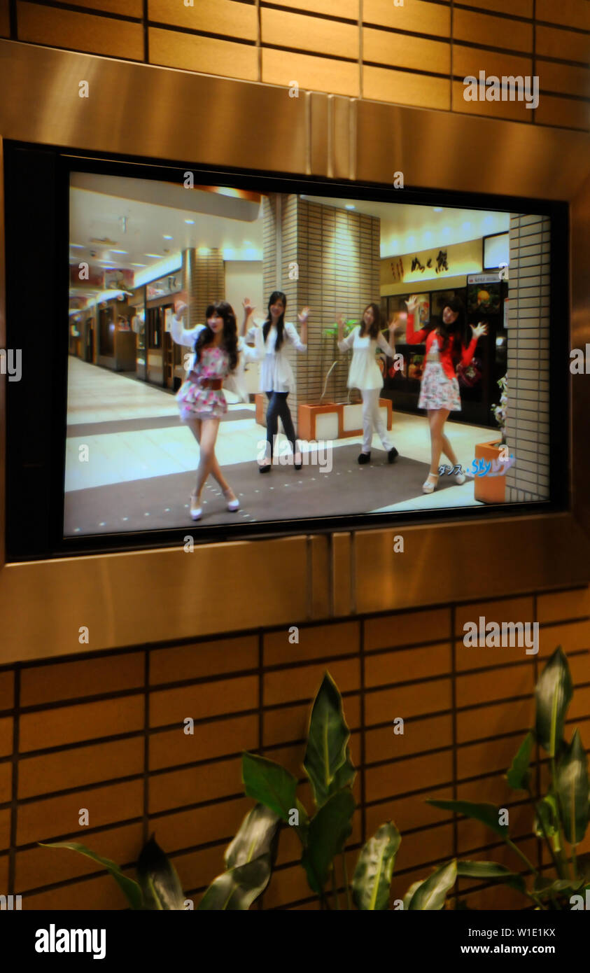 Advertising screens Japan Stock Photo - Alamy