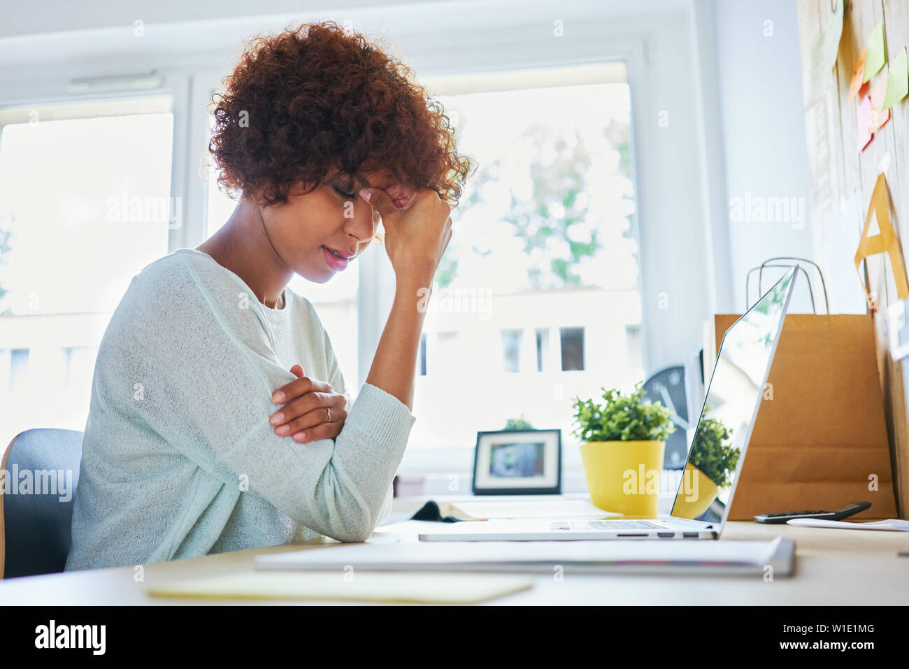 Wince pain hi-res stock photography and images - Alamy