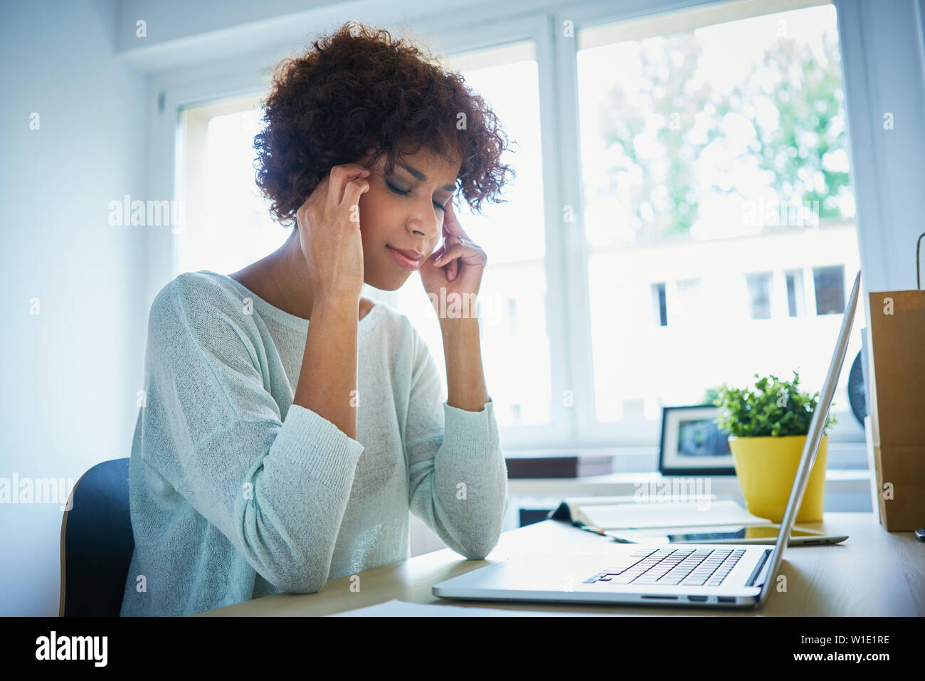 Sick african woman laptop hi-res stock photography and images - Alamy