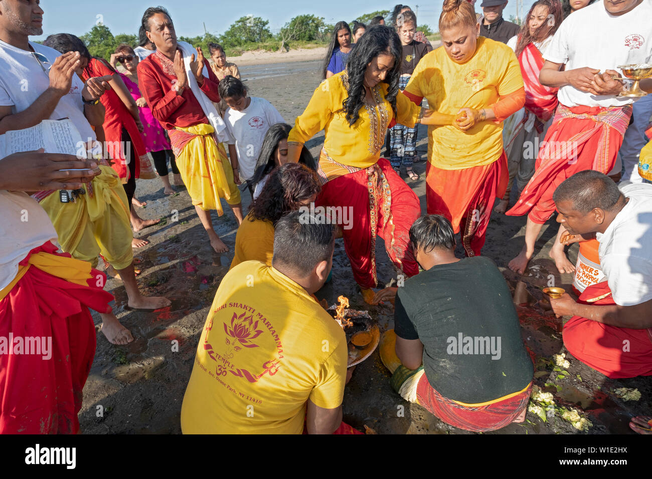 Pooja puja hi-res stock photography and images - Alamy