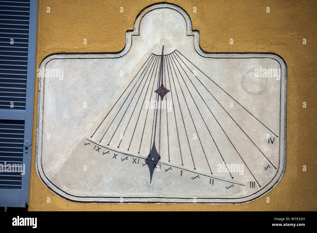 Sundial on a wall hi-res stock photography and images - Alamy