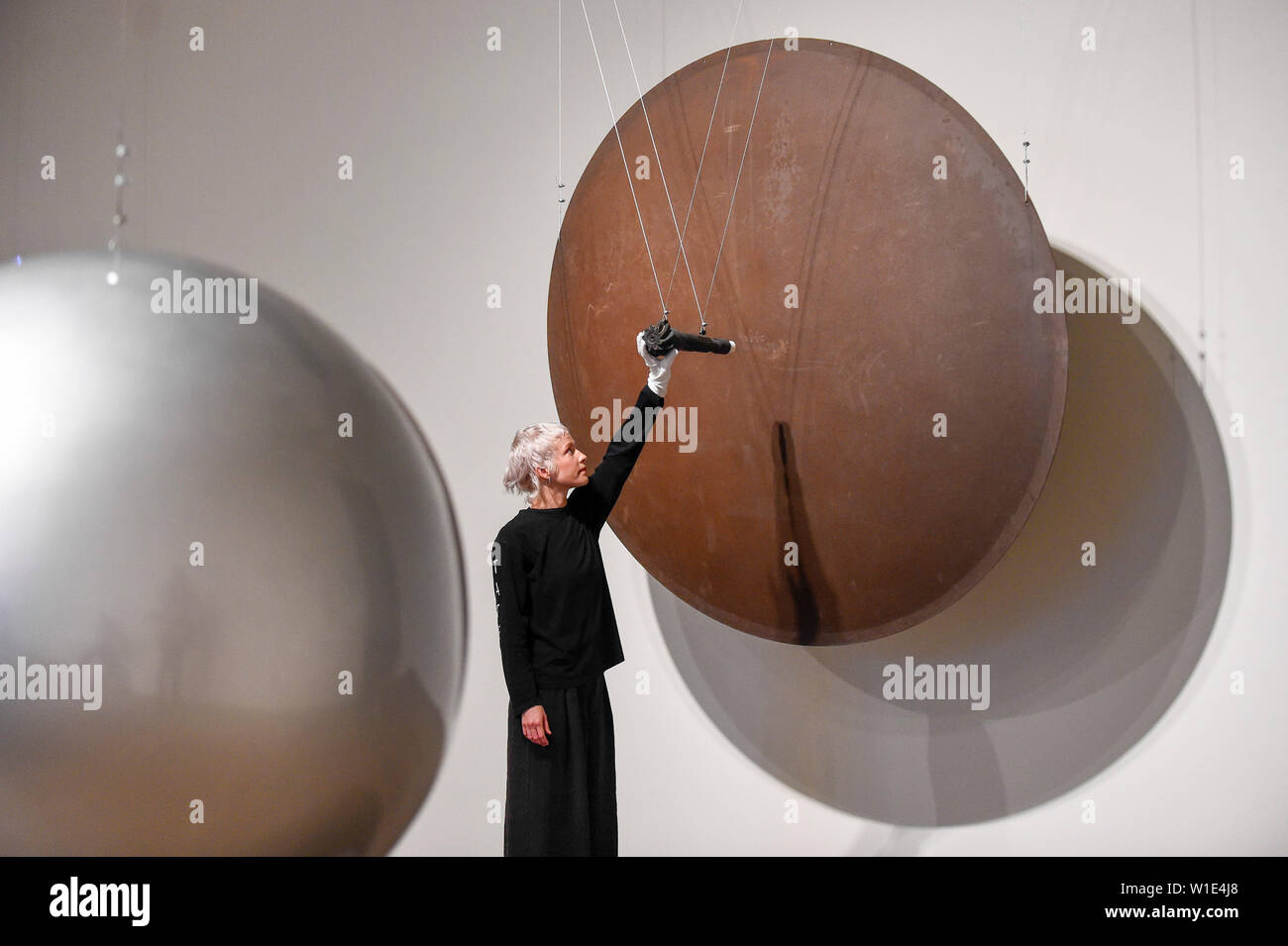 London, UK. 2 June 2019. A staff member with (L) "Musical Sphere", 1985 ...
