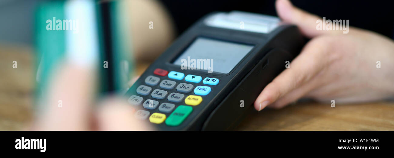 Customer paying with credit card via Stock Photo - Alamy