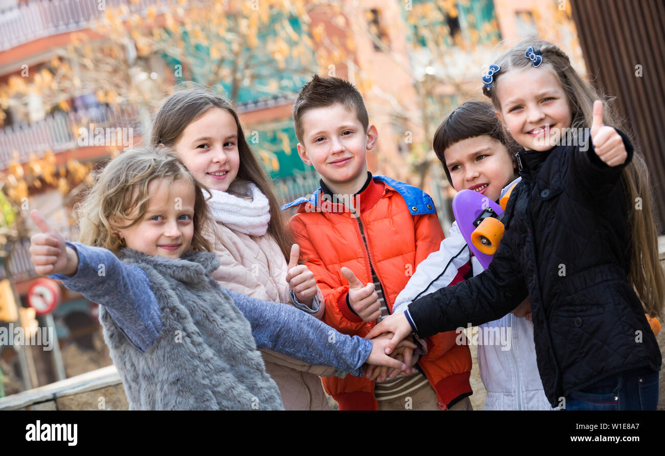 Group of boys hanging outside school hi-res stock photography and ...