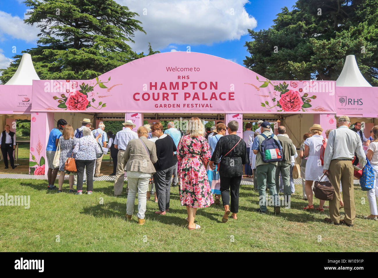 Hampton court garden festival hi-res stock photography and images - Alamy