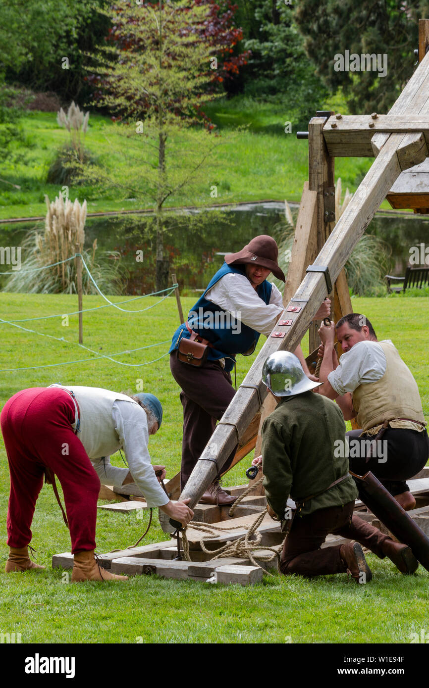 People in medieval costume demonstrating a trebuchet Stock Photo - Alamy