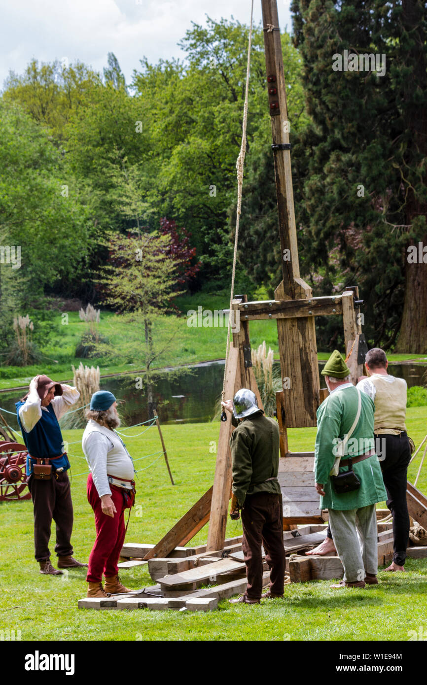 Trebuchet medieval siege hi-res stock photography and images - Alamy
